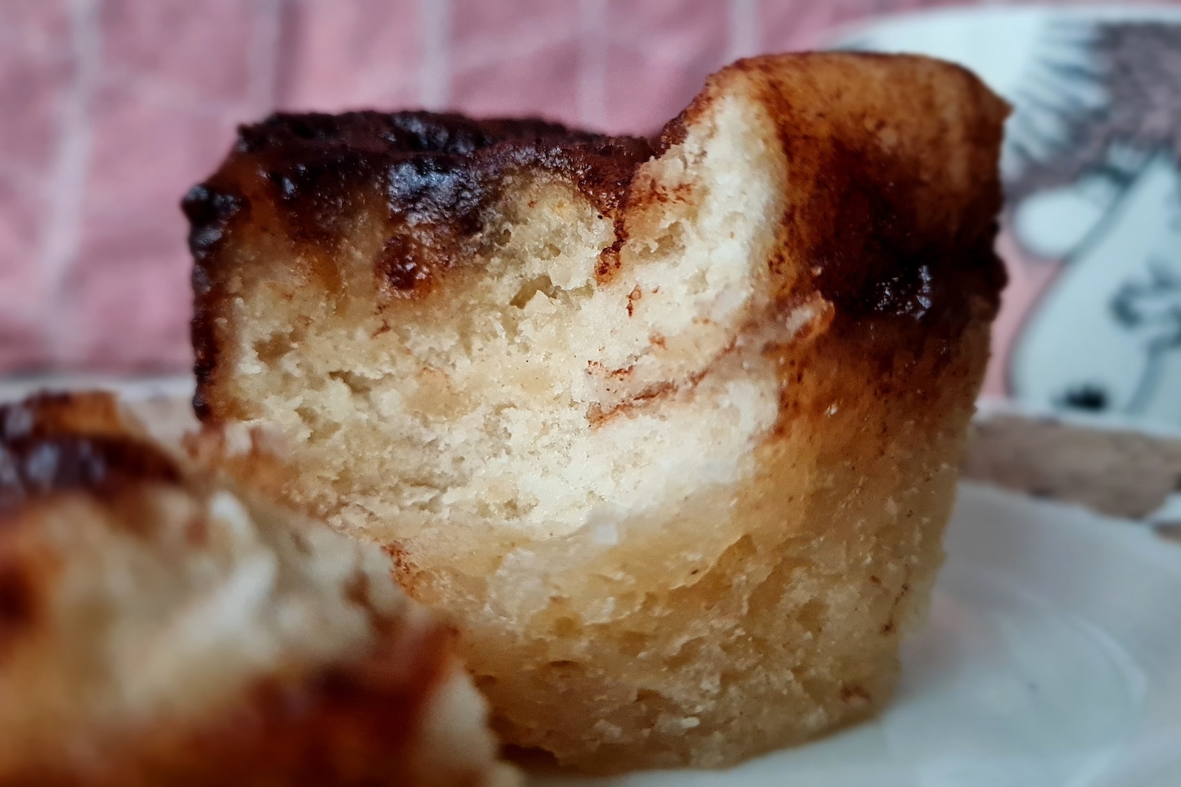 Pulla mikrossa – pomminvarma resepti kanelipullaan mikrossa